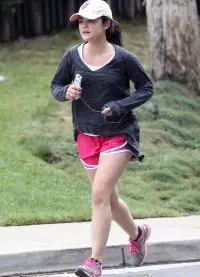 Lucy Hale op in run