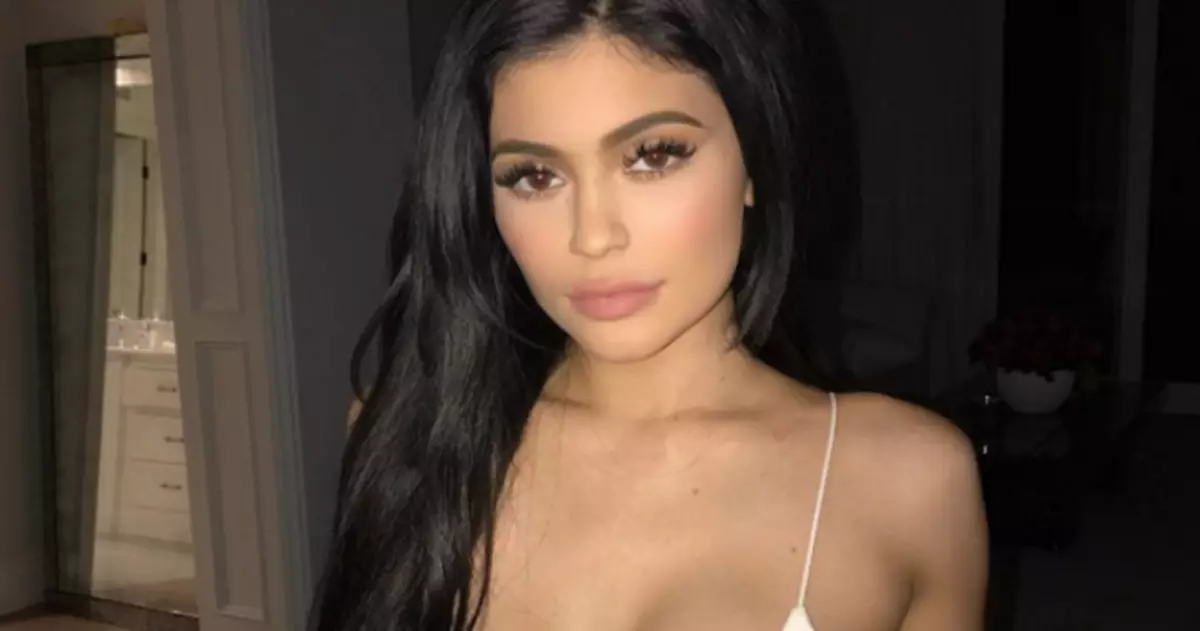 Kylie Jenner taryhda iň ýaş milliara bolmaga, üstünlikli söwda üçin sag boluň ... kosmetika!