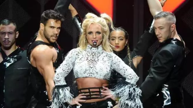 I-Britney ilungiselela ukuvakasha ngenkuthalo