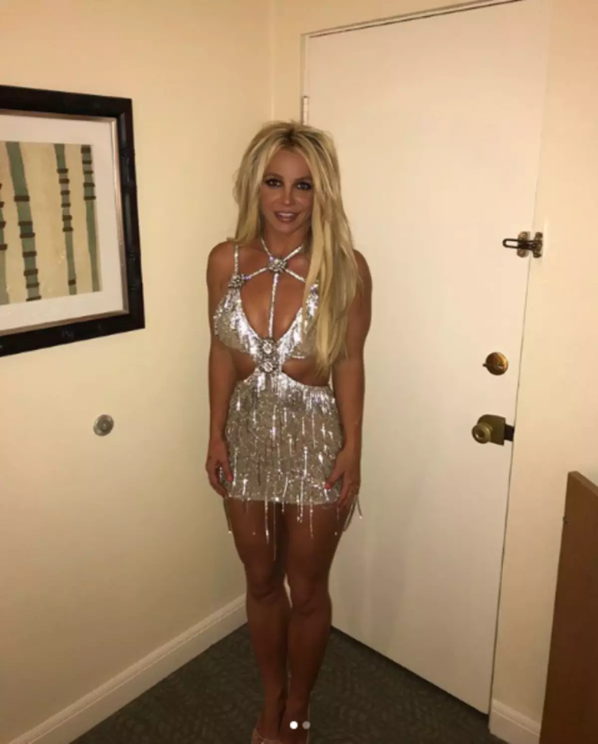 Britney a cikin wani gajeren m dress