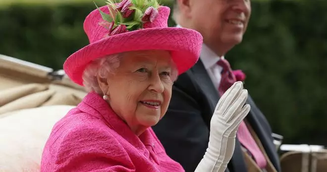 Elizabeth II ayaa ka tagay shaqaalaha iibiyaha maxkamada ee dharka la xidhiidha shaqada ka bixida faahfaahinta ugu dhow