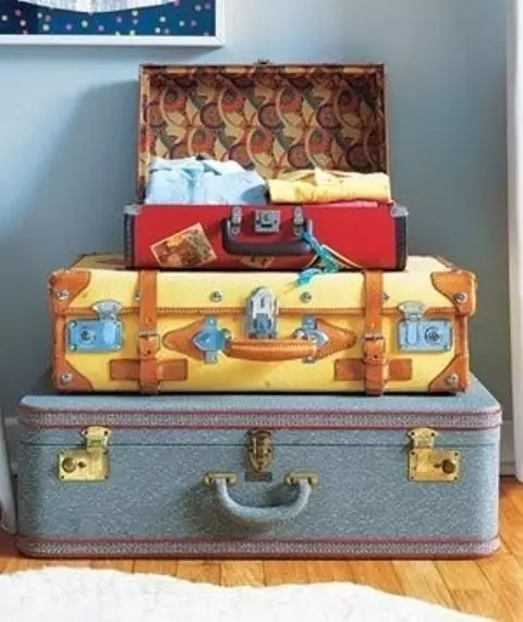 Эшләрне саклау өчен чемодан