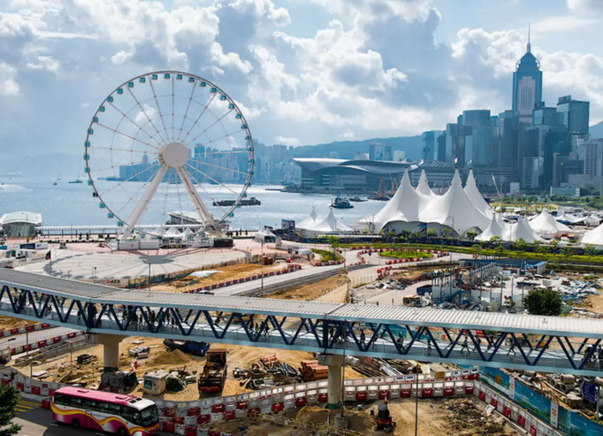 Το Ferris Wheel βρίσκεται στο δημοφιλές πάρκο ψυχαγωγίας