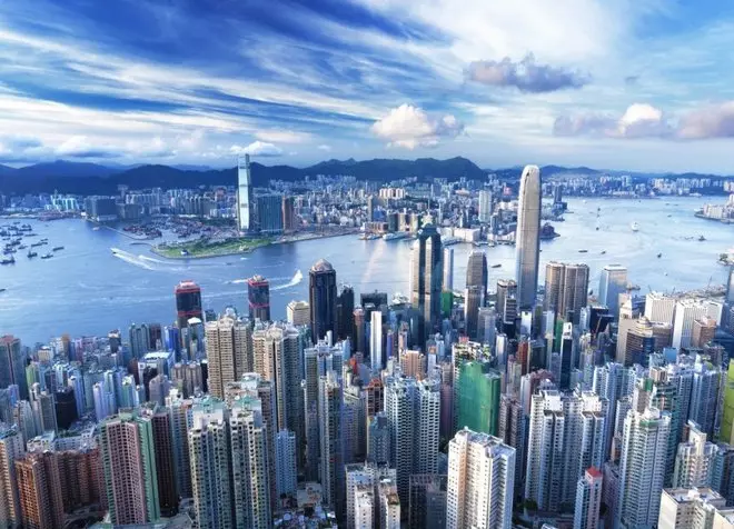 Selama perjalanan Anda dapat mengagumi pemandangan Hong Kong yang menakjubkan