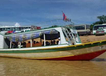 Rano fitaterana mihazakazaka amin'ny Lake Tonlesep