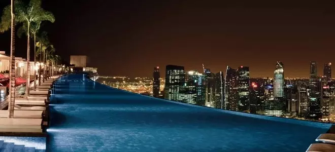 Piscina sul tetto dell'hotel a Singapore