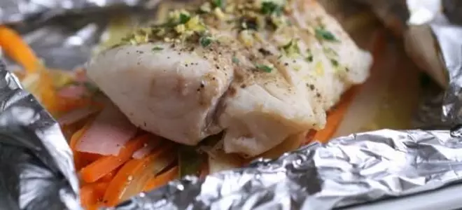 Bacalao con verduras al horno en el horno.