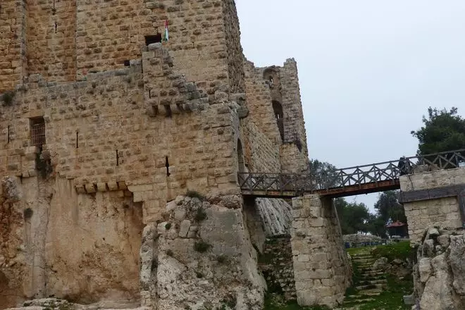 Die brug wat lei deur die sloot aan die kasteel Ajlun