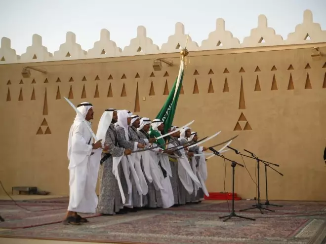 Ardha - traditioneller Tanz mit Schwertern