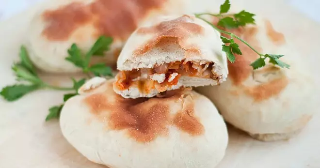 Lenten taarten met kool - recepten gebakken in een koekenpan en gebakken in de ovenpasteitjes. Hoe kook je magere pasteien met Sauer, frisse en gestoofde kool?