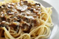 ଖଟା ଦୁ ସର ଚଟଣି ରେ mushrooms ସହିତ Spaghetti