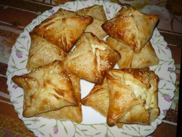 Khachapuri mill-għaġina tal-puff