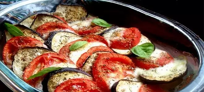 Aubergine met mozzarella en tomaten in de oven