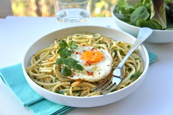 Pasta dengan telur.