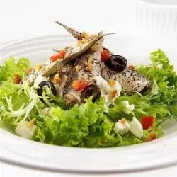 Salad cá mòi đóng hộp.