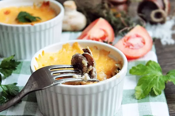 Julien avec du poulet et les champignons - recette classique