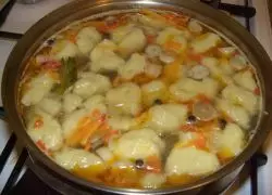 Sopa amb mandonguilles de patata