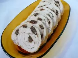 Rouleaux de filets de poulet avec des pruneaux