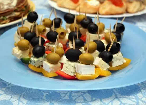 Canapes miaraka amin'ny oliva