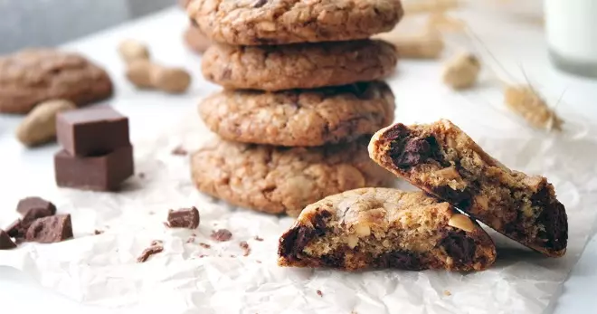 Cookies with chocolate crumb on oat prescriptions, sand dough with nuts and raisins