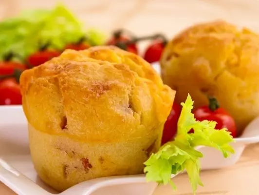 Muffin dengan keju dan ham