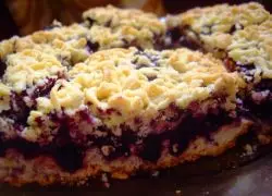 Pie with currants