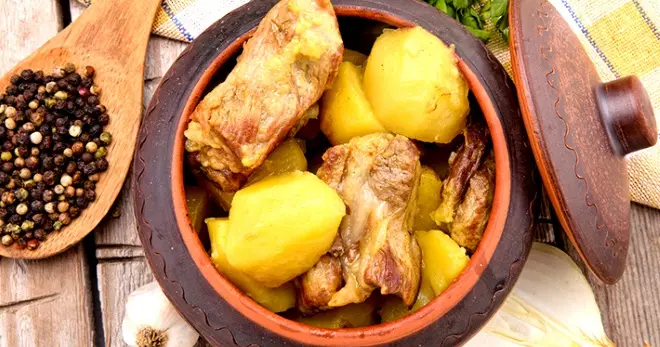 Patates en tests - Receptes plats a el forn al forn amb la carn, bolets, la carn picada i peixos