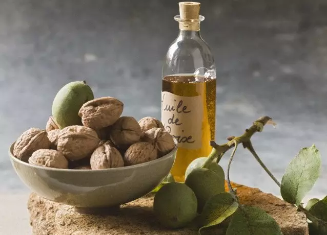 Walnut Oil - Mapuslanon nga mga kabtangan