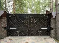 Gates Worn1