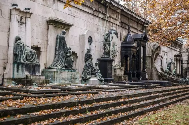 Gravures de figures célèbres de la Hongrie sur le cimetière Cemeneshi, Budapest