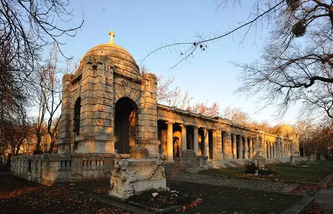 Arcade sur Cemenesh Cemetery, Budapest