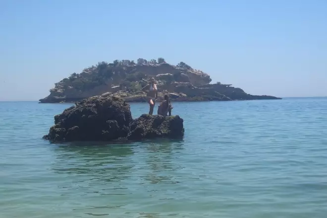 Os turistas adoran nadar a unha illa situada nun centenar de metros da praia de Portinju