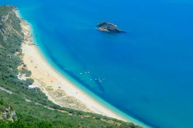Portinho dóna Arrábida-- la bonica costa més platja