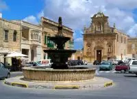 Iglesia de San Francisco en la plaza de la Plaza y la Fuente.