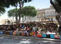 Los fines de semana en la plaza hay un mercado.