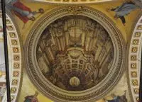 La pintura del techo en la catedral crea la ilusión de la cúpula