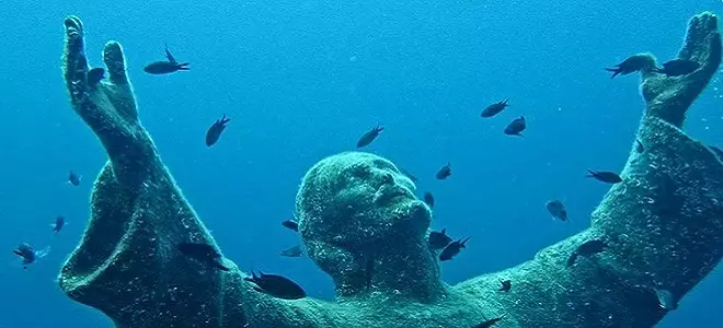 Statue of Christ under vatten i närheten av Malta