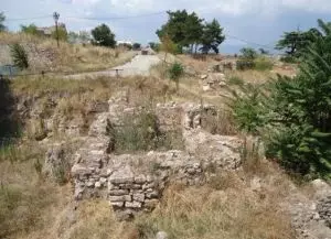 Az ősi falak maradványai a skopje erődjében