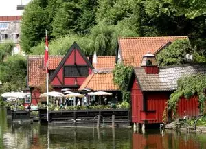 Restoracio sur la bordo de la lageto