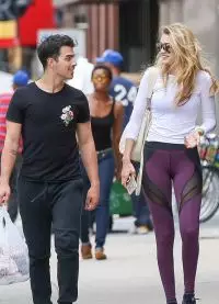 Jiji Hadid và Joe Jonas đi bộ cùng nhau