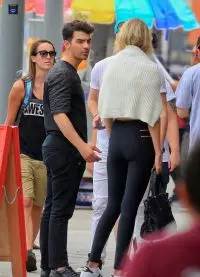 Jiji Hadid và Joe Jonas đi đến quán cà phê