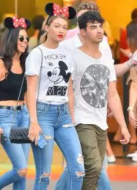 Jiji Hadid og Joe Jonas í Disneyland