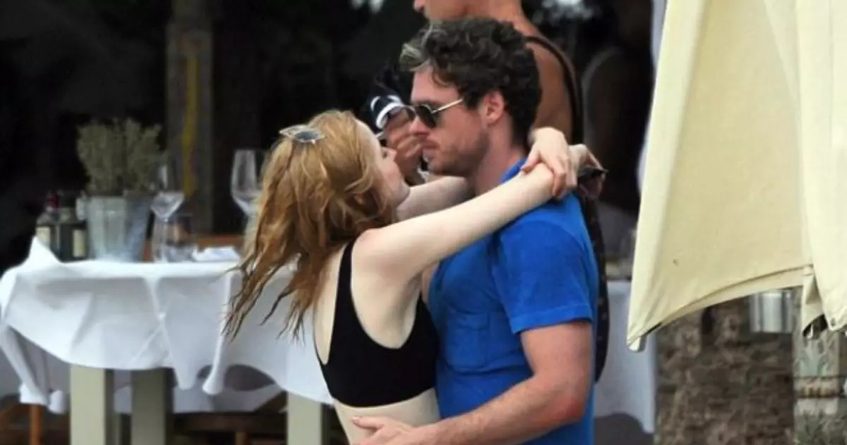 Richard Madden tiltaqa 'ma Ellie Bamber