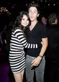 Selena en Henry op een feestje