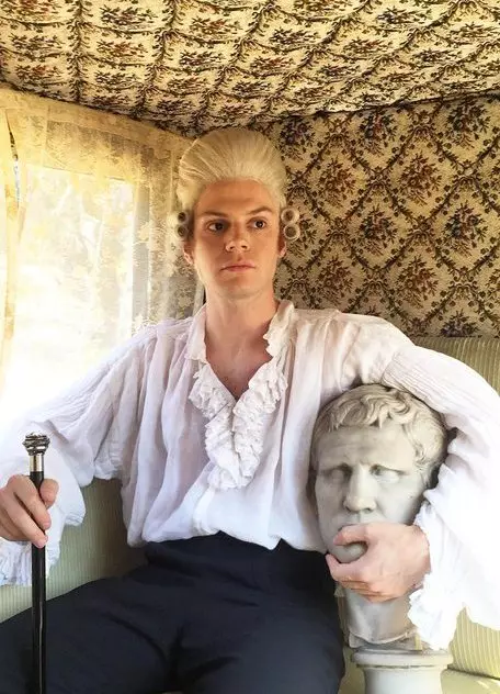 Evan Peters taumafai i le ata o le gay Aristocrat i le vaitau fou o le "American Horror Talatalanoaga"