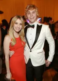 Evan Peters en Emma Roberts het harmonieus gekyk