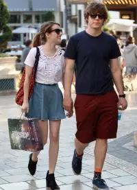 Emma Roberts et Evan Peters sur une promenade