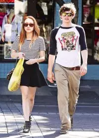 Evan Peters y Taisza Farmyig caminar por la ciudad