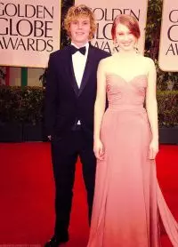 Evan Peters y Taisza Farmig en una alfombra roja