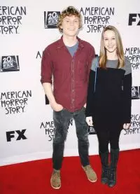 Evan Peters y Taisza Farmy en el estreno